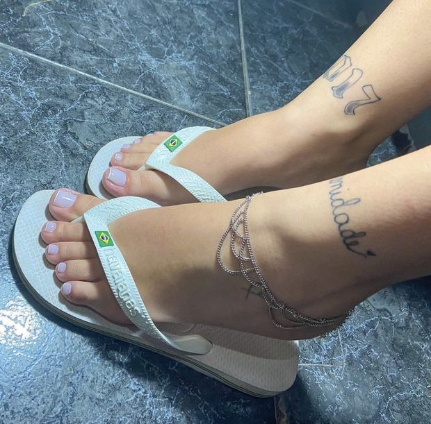 Tiny Feet With Anklet And Havaianas Wowbro