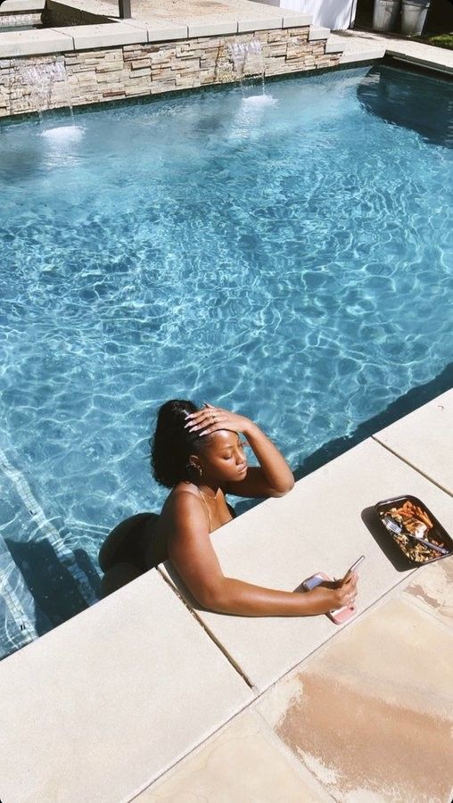 Tems In The Swimming Pool Cufo510