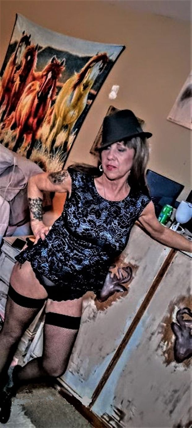Sandi Posing For Her 26 Year Old Lover Before Wolf58