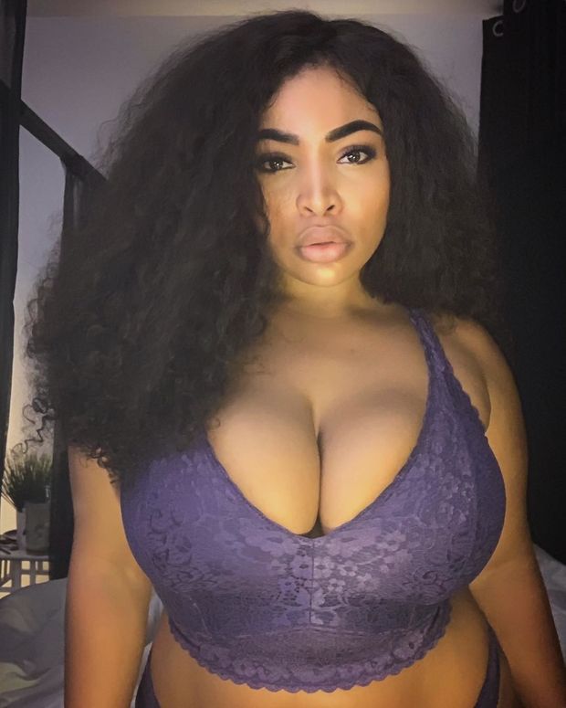 Candice Kelly Looking Sexy In Her Bralette Cufo510