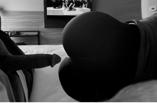 I Hate When She Falls Asleep In Yoga Pants Phlipout