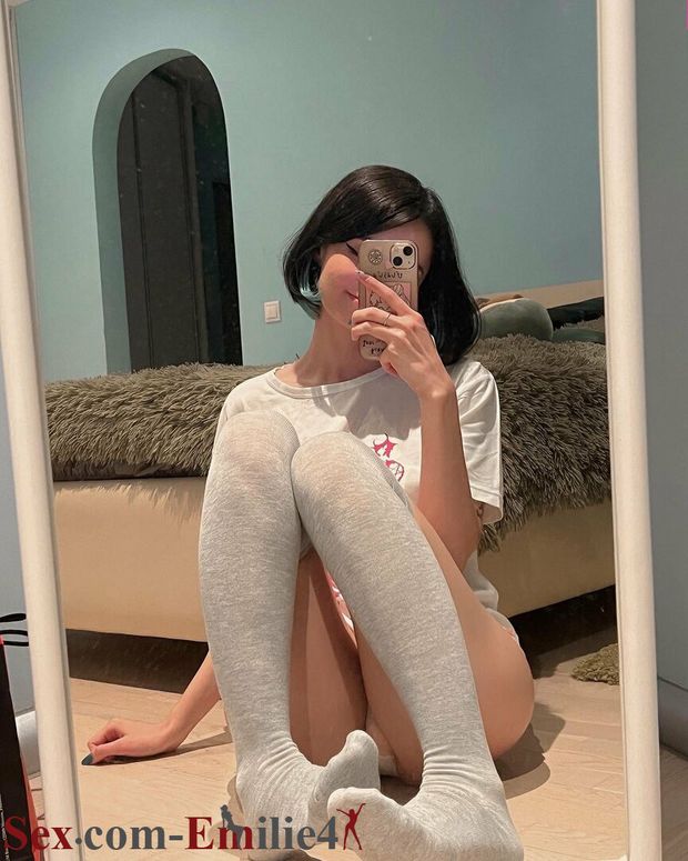 Brunette Selfie Emilie4