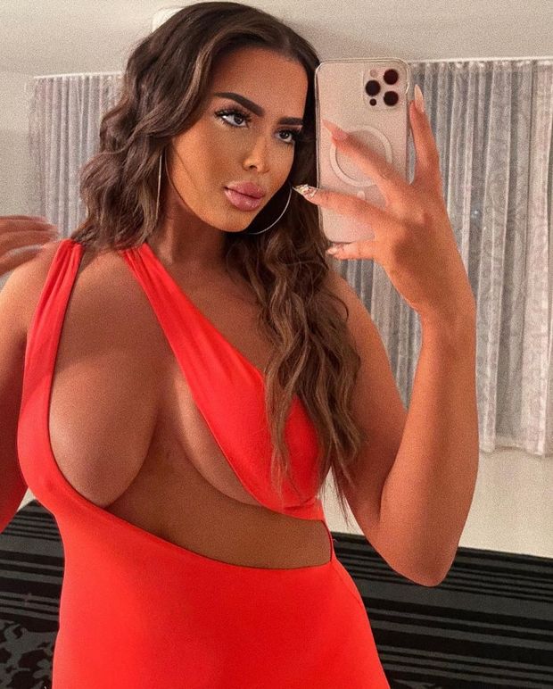 Arab Hot Cleavage Spartanlegend