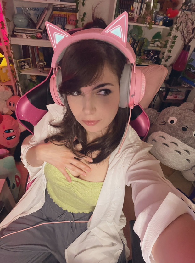 Kaitlin Witcher Streamer Holding The Pearls Prk6942