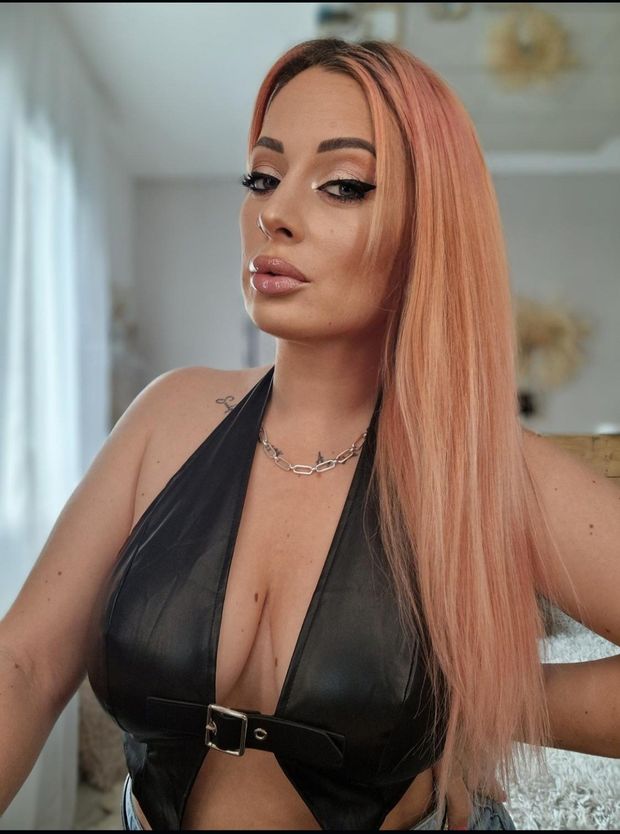 Guilia Piana Pink Hair And With Deep Cleavage Mills13