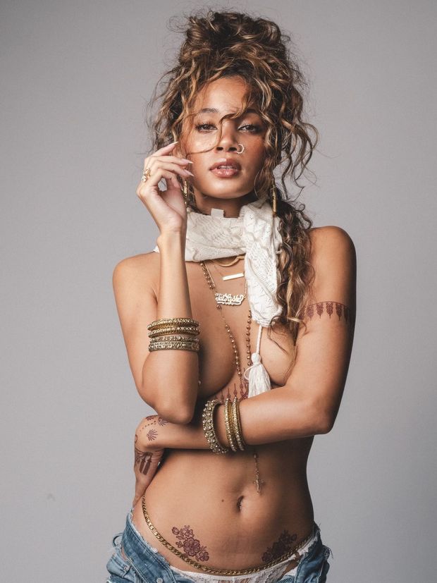 Taiaysha Cute Pose With Handbra Cufo510