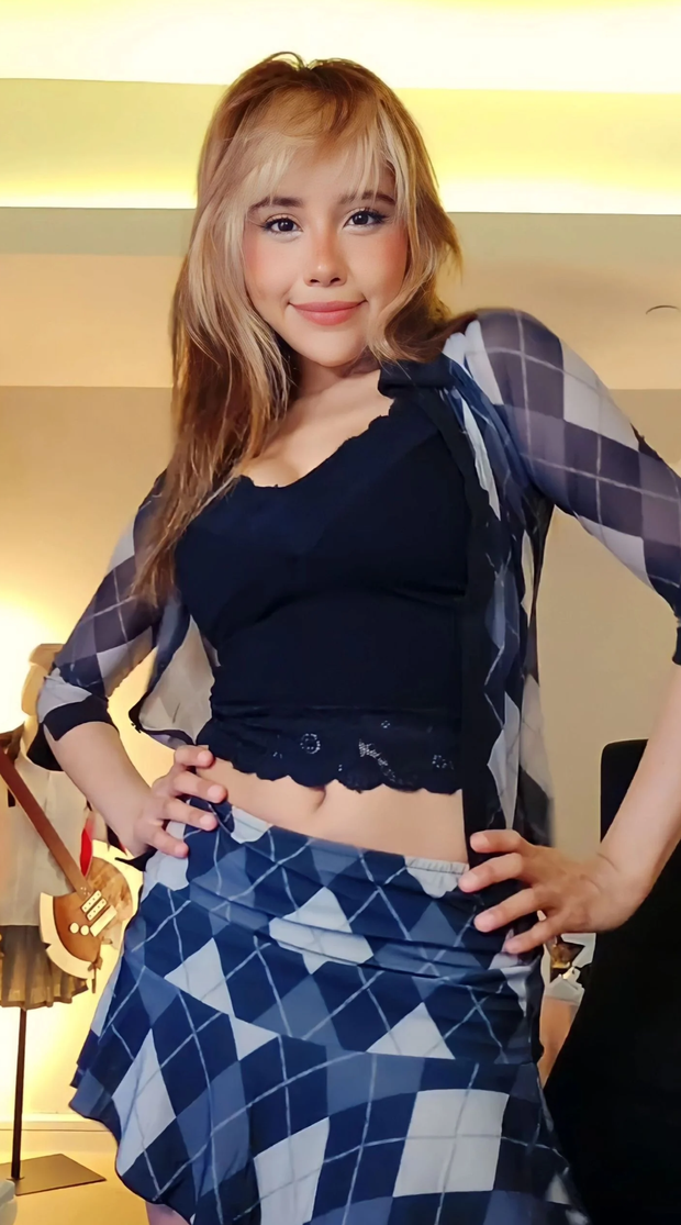 Neekolul Streamer Wearing A Checked Fit Prk6942